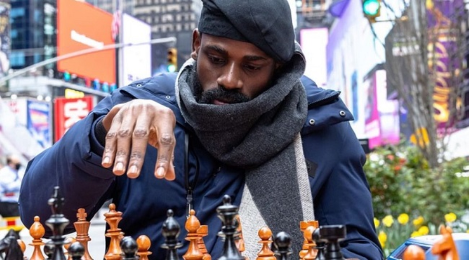 Marathon d'échecs : Un Nigérian bat le record du monde en jouant plus ...